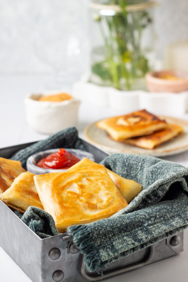 Box Patties with Chicken & White Sauce - Flour & Spice